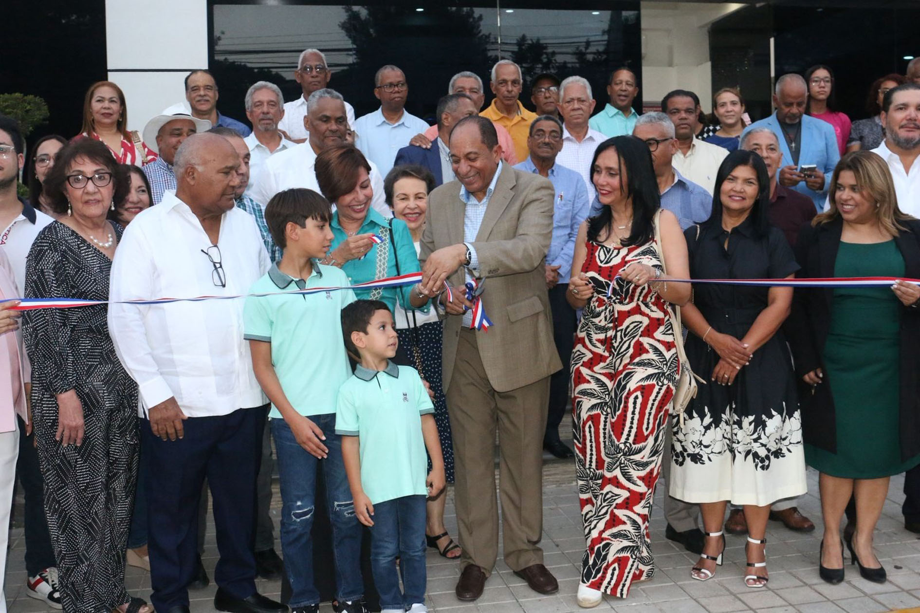 Manolitoenelplay:: Club Los Prados inaugura galería de expresidentes y ...